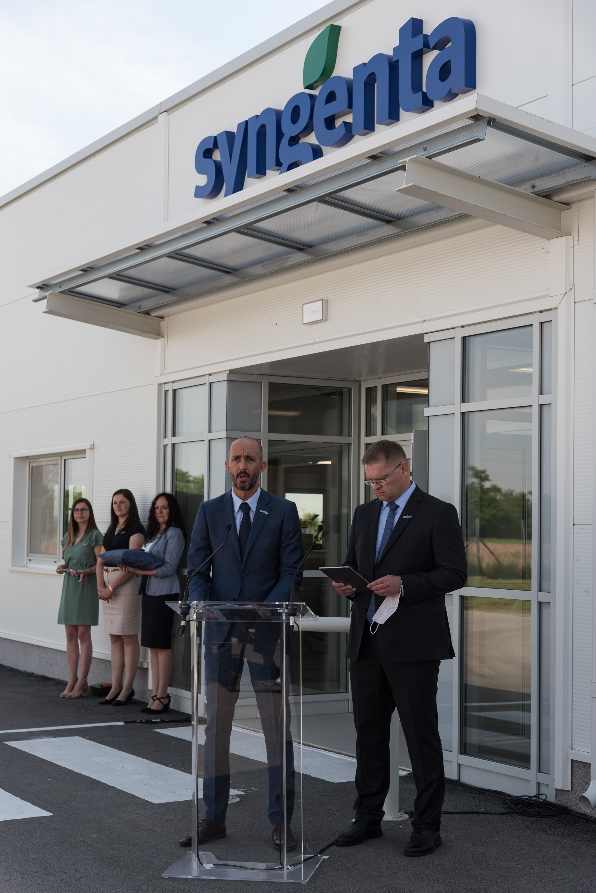 Gaël Hili igazgató és Rácz Ferenc kukoricanemesítő – Üdvözöljük Mezőtúr ...